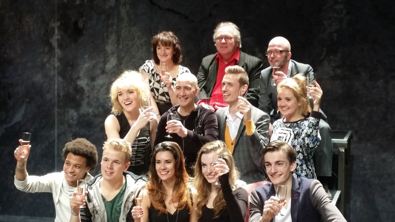 Afblijven - een voorstelling met vallen en opstaan • musicaljournaal