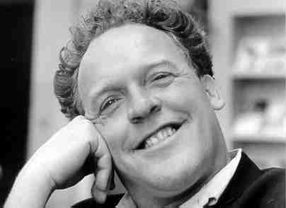 Bert Visscher als trouwambtenaar in 'Prinses op de Erwt' • musicaljournaal